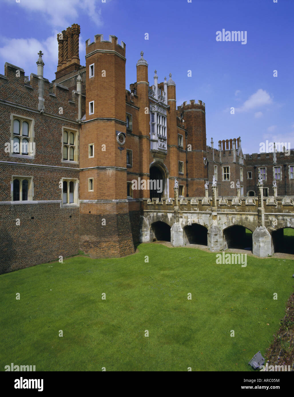 Entrance gate hampton court palace hi-res stock photography and images ...