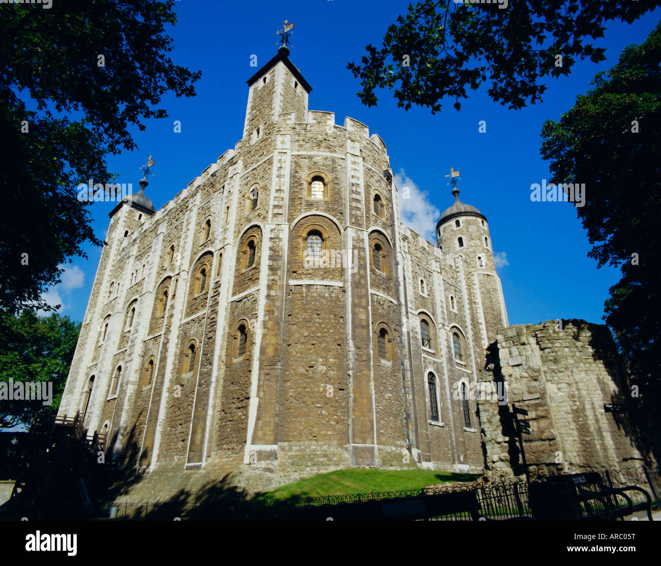 The white tower tower of london hi-res stock photography and images - Alamy