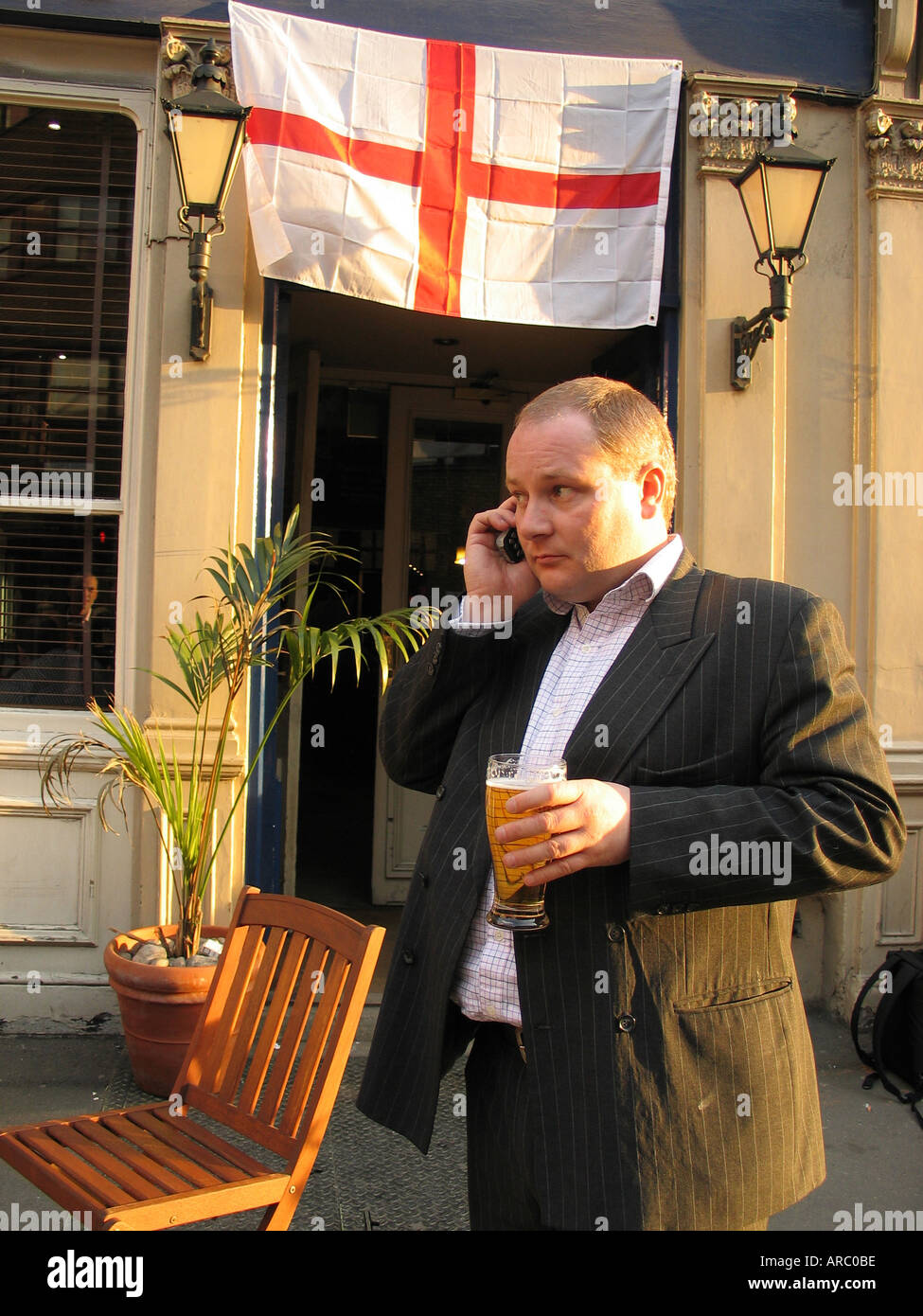 Man pub england hi-res stock photography and images - Alamy