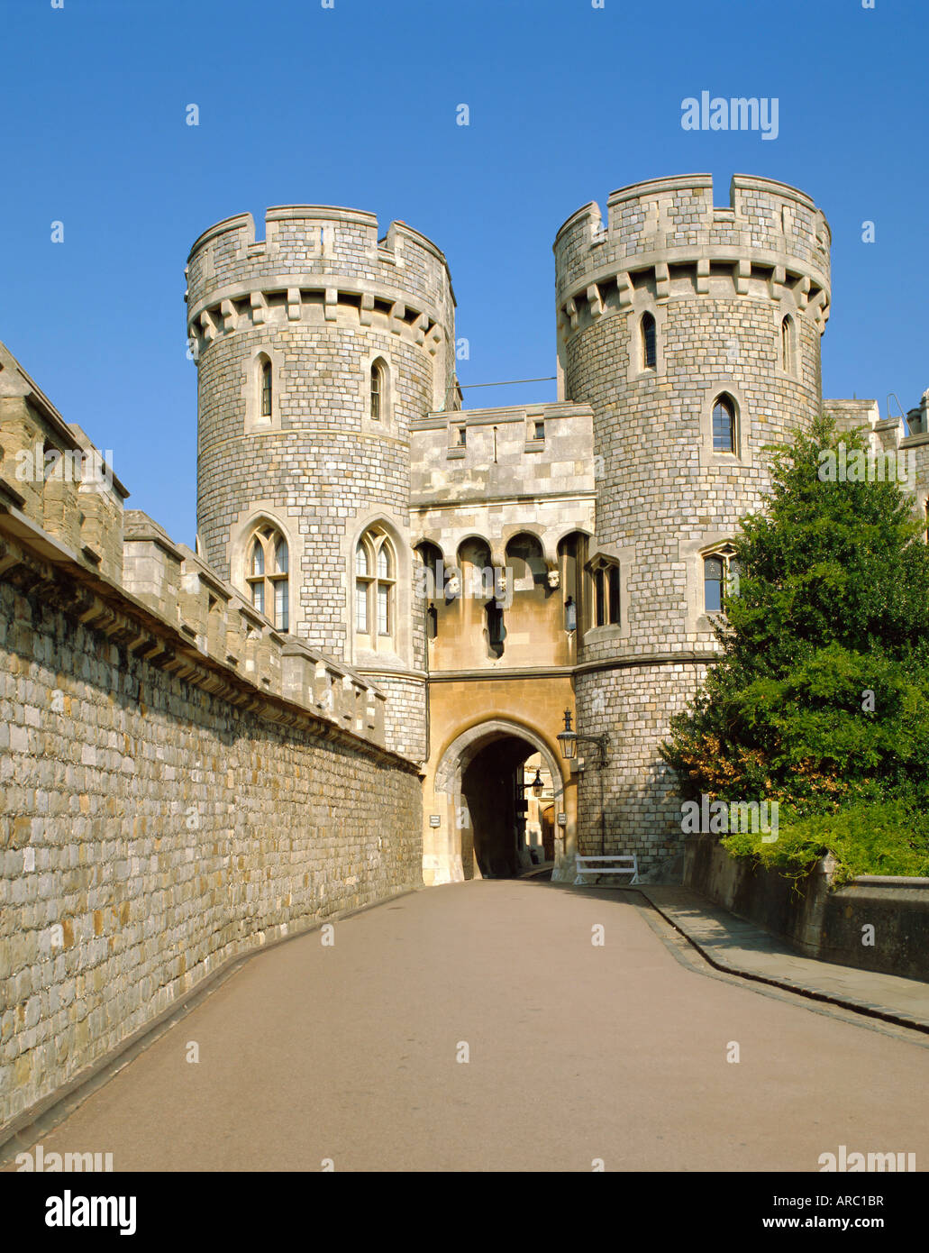 Windsor castle outside hi-res stock photography and images - Alamy