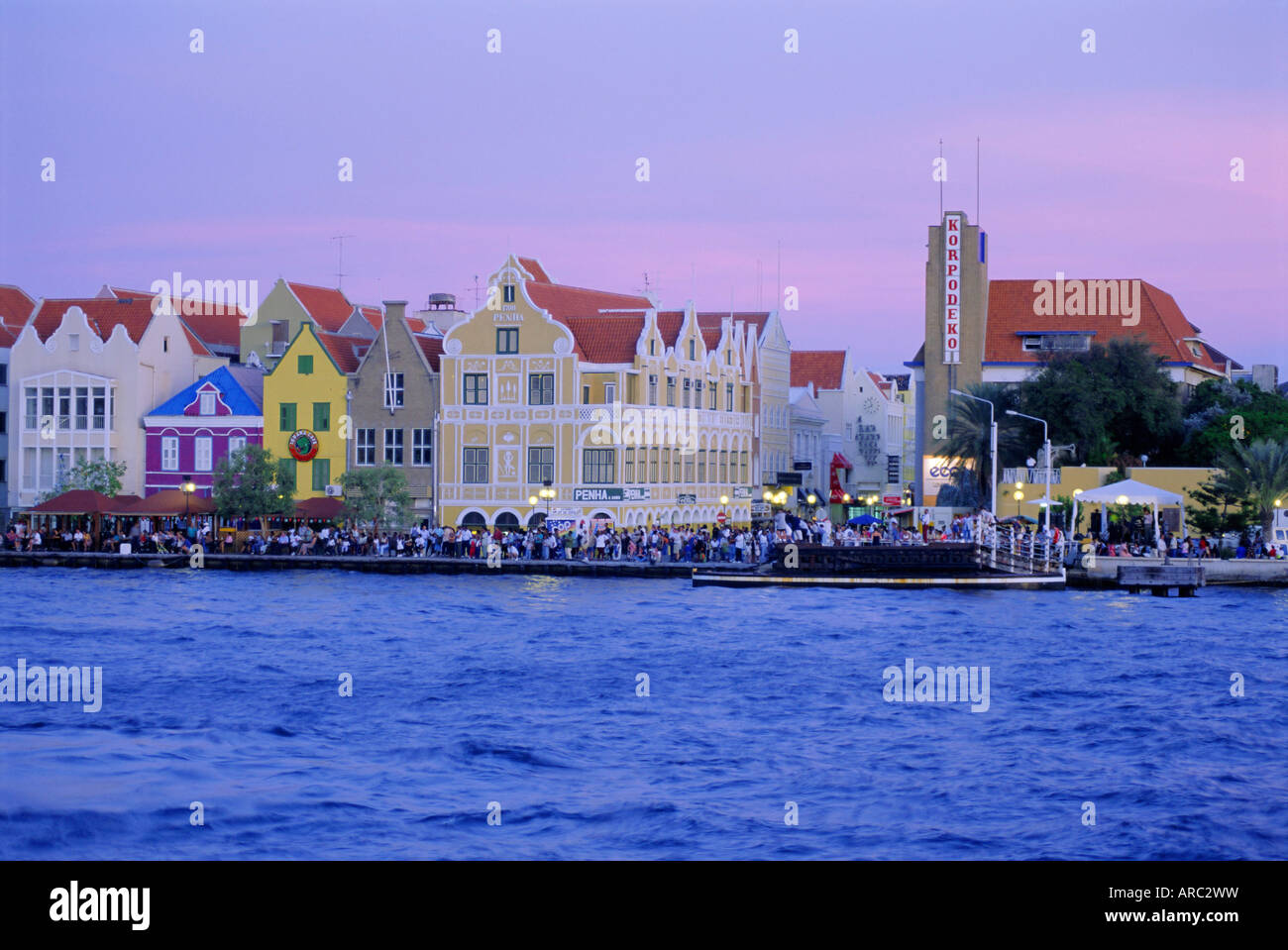 Colonial dutch gable roof architecture hi-res stock photography and ...