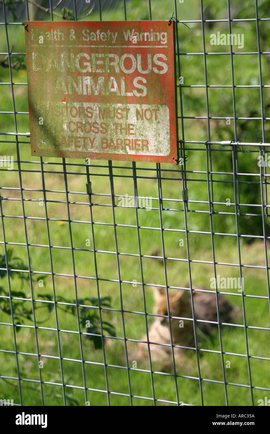 Sign zoo warning dangerous animals hi-res stock photography and images ...