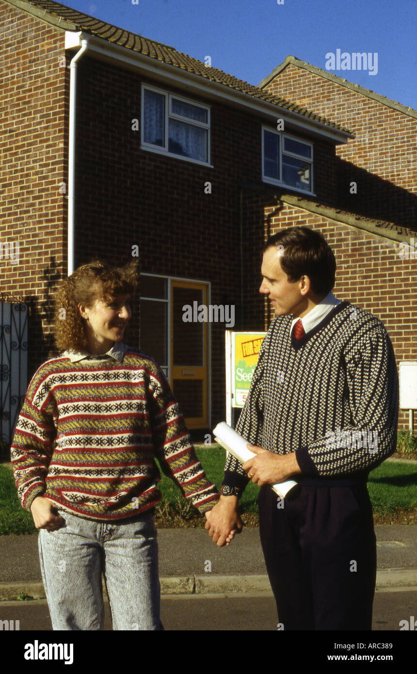 Househunting hi-res stock photography and images - Alamy