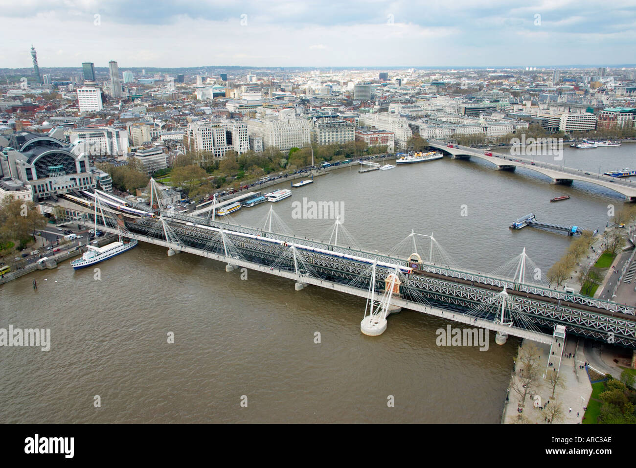 Hungerford railway bridge in London Stock Photo - Alamy