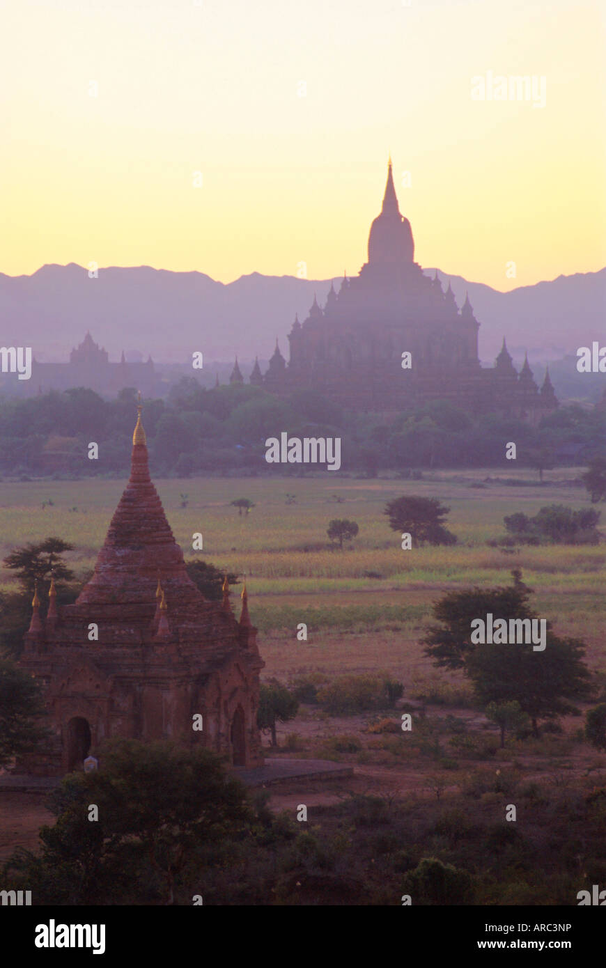 Buddhist temples pagodas sunset hi-res stock photography and images - Alamy