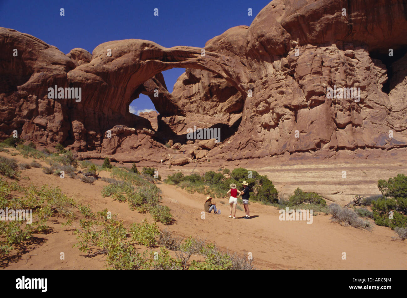 Double arch windows hi-res stock photography and images - Alamy