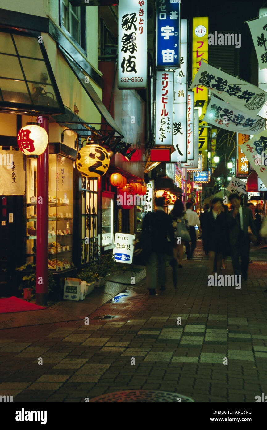 Urban street scene at night hi-res stock photography and images - Alamy