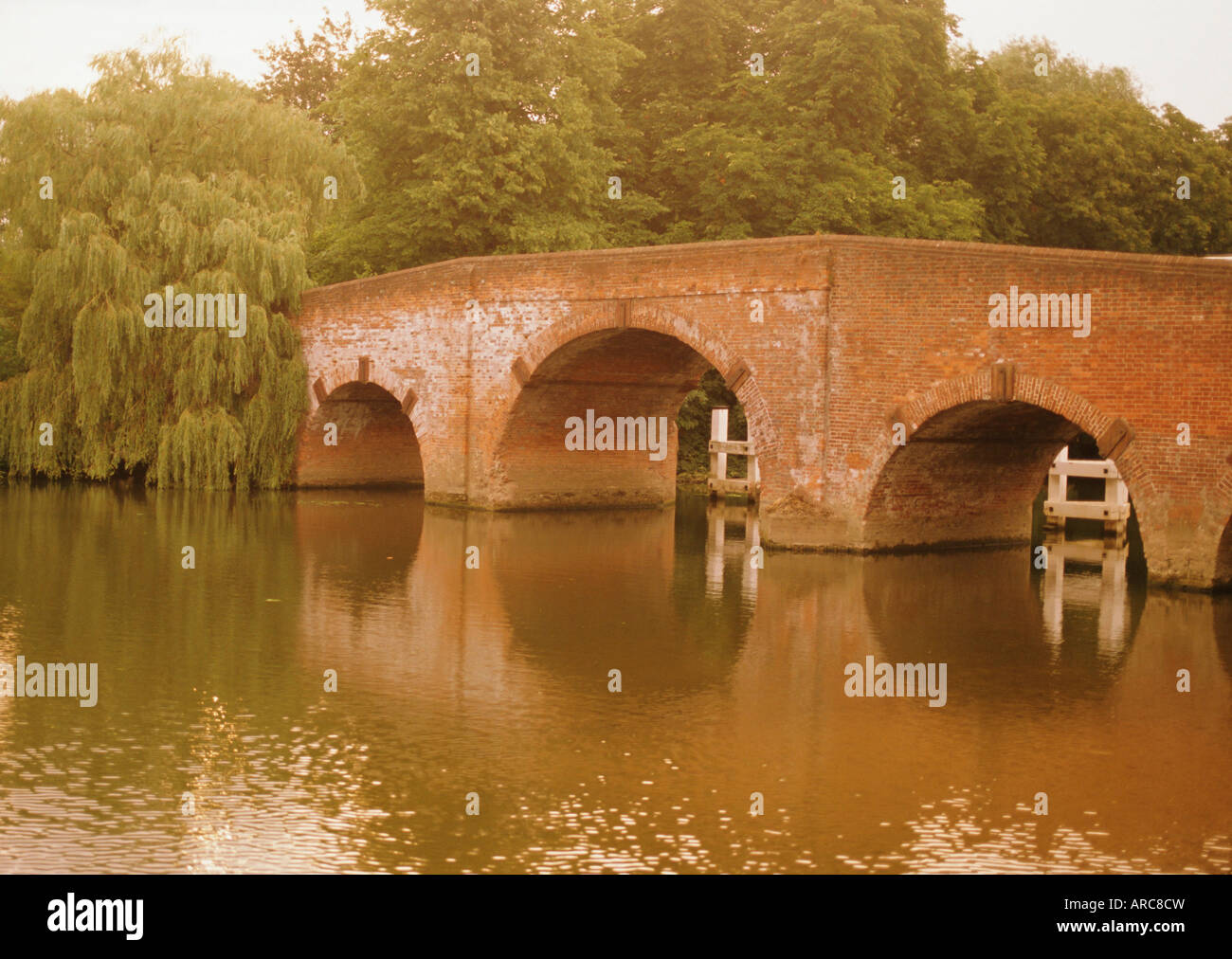 The 18th century Sonning Bridge over the River Thames near Reading ...