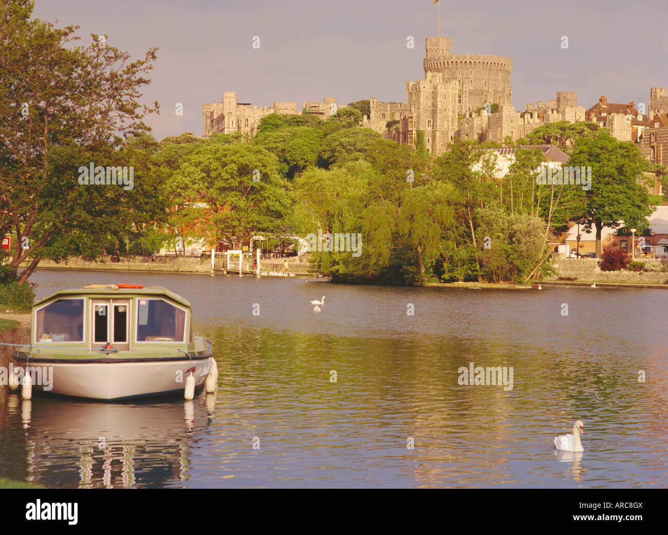 Windsor castle river thames hi-res stock photography and images - Alamy