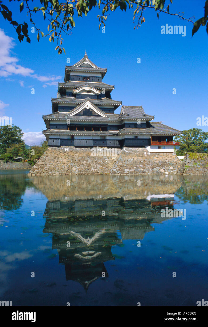 Vertical shot japanese castle hi-res stock photography and images - Alamy