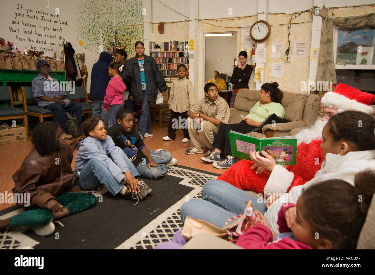 Homeless read book hi-res stock photography and images - Alamy