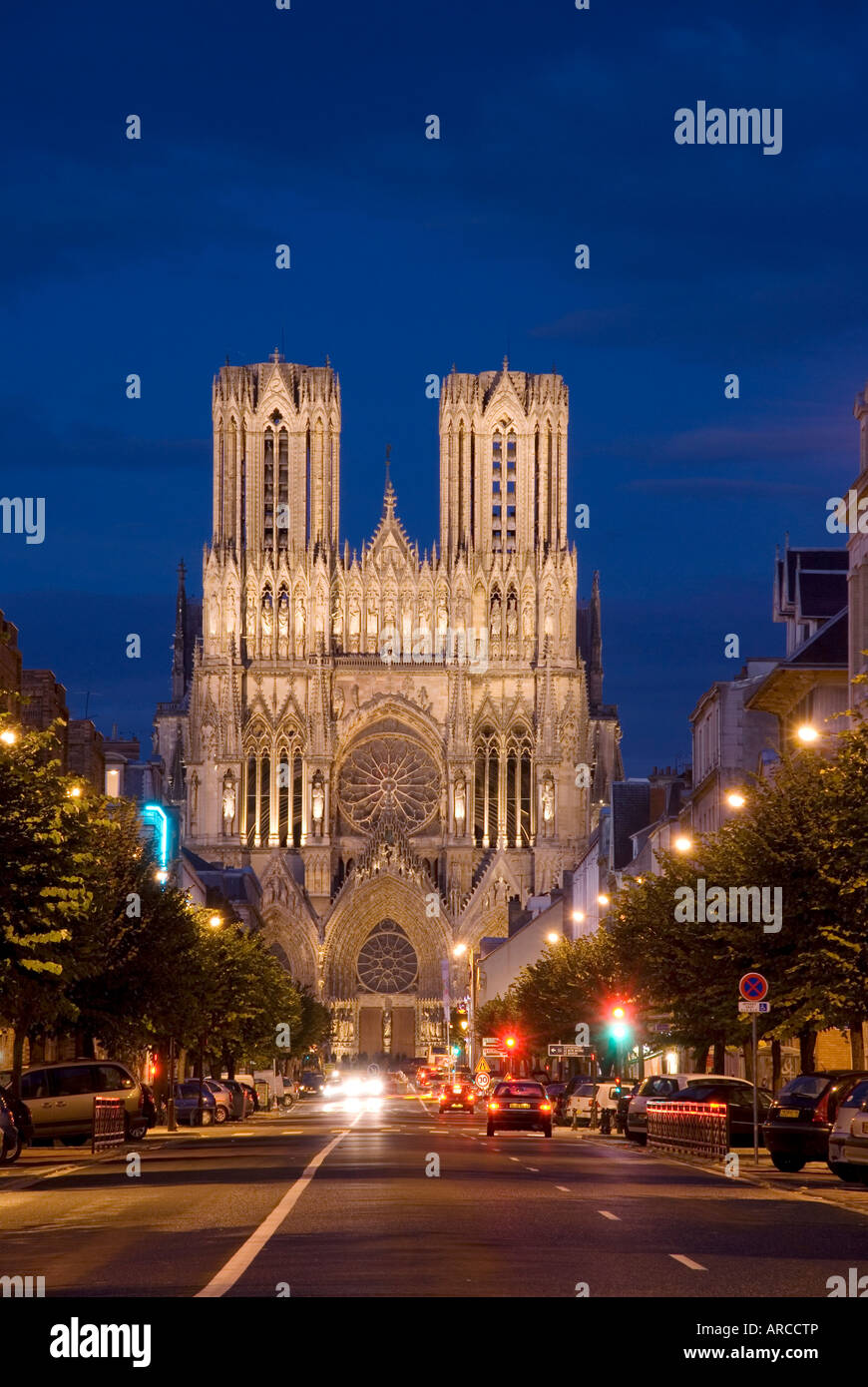 Reims cathedral france night hi-res stock photography and images - Alamy