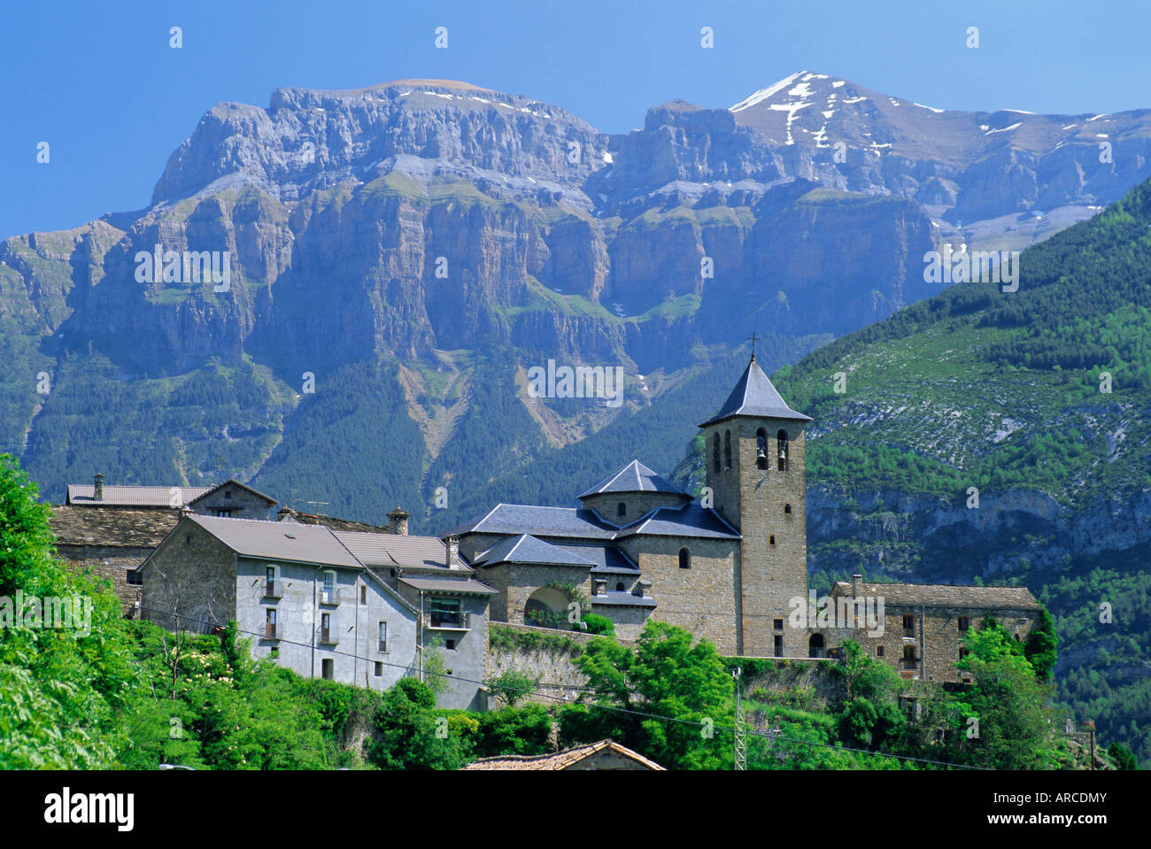Torla, village perched on hilltop beneath Mondarruego, Huesca (Pyrenees ...