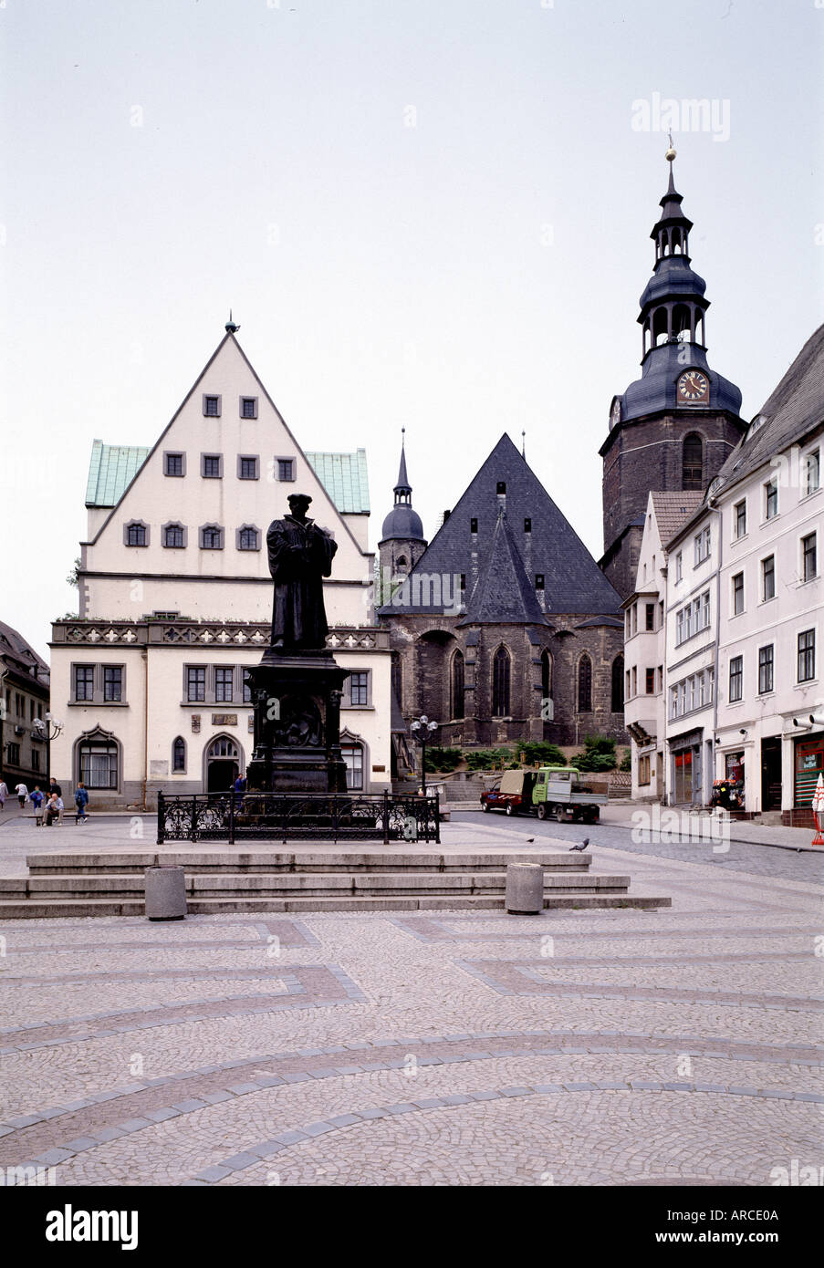 Eisleben, Lutherstadt, Lutherdenkmal und Andreaskirche Stock Photo - Alamy