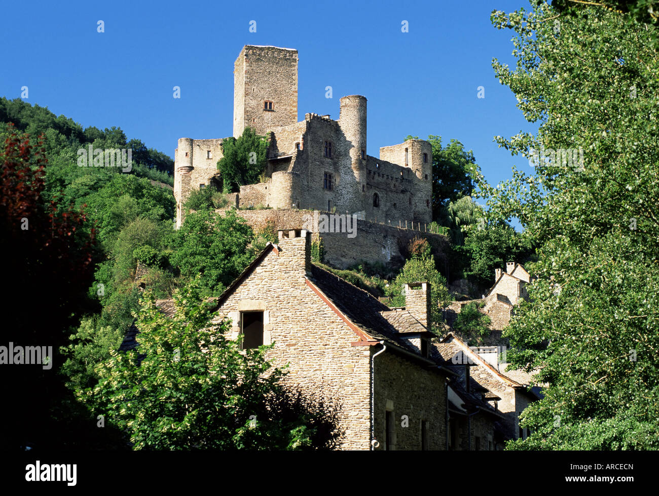 Castle towering above village houses, Belcastel, Aveyron, Midi-Pyrenees ...
