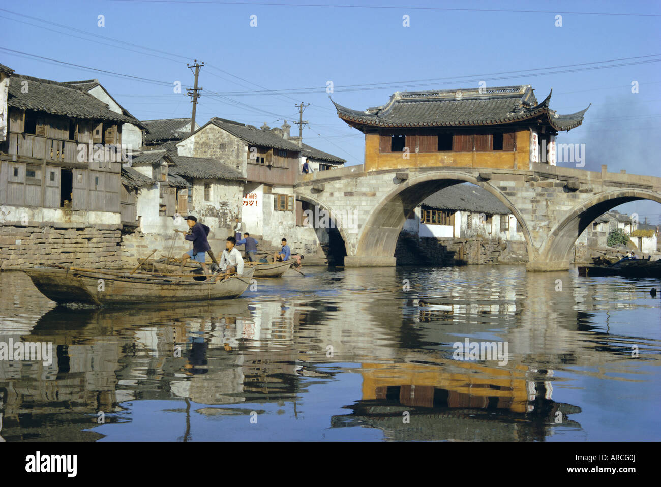 17th century Pavilion Bridge over ancient canal, near Soochow (Suzhou ...