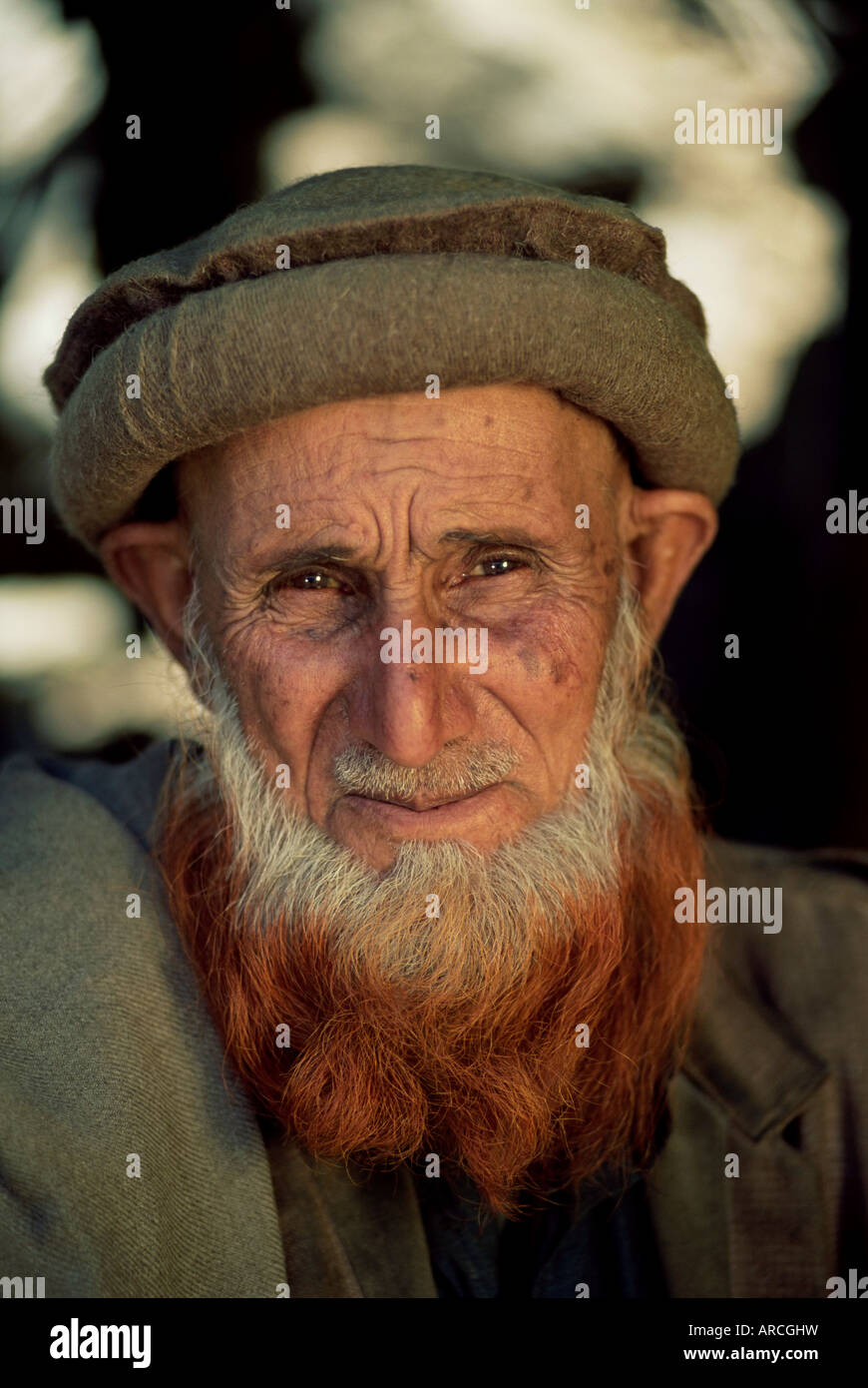 Portrait old pakistani man beard hi-res stock photography and images ...