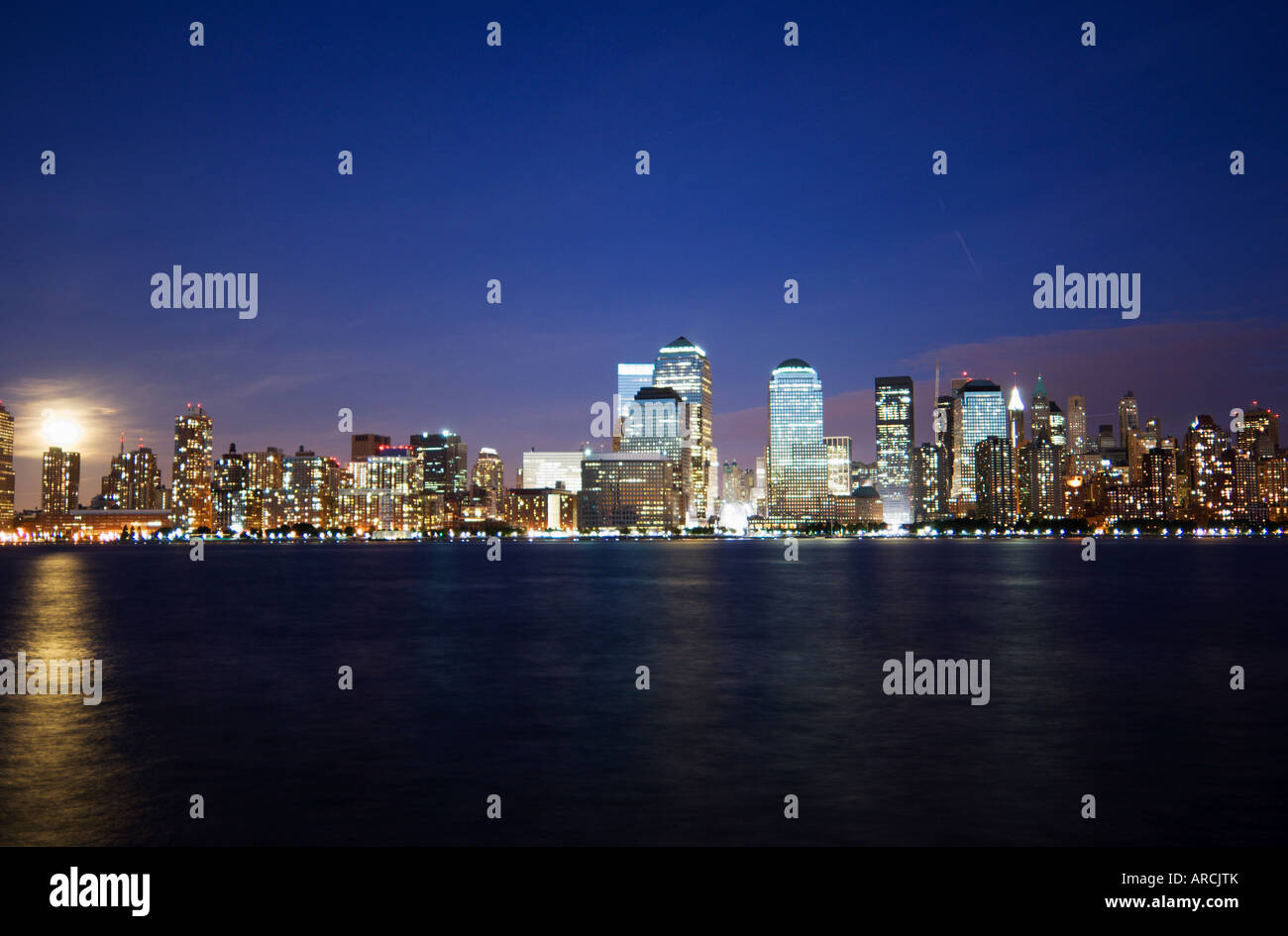 New york skyline night moon hi-res stock photography and images - Alamy