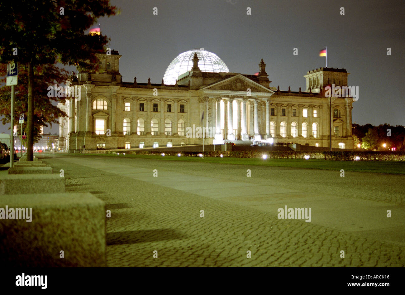 Night view of the Reichstag, Platz der Republik, Berlin, Germany Stock ...