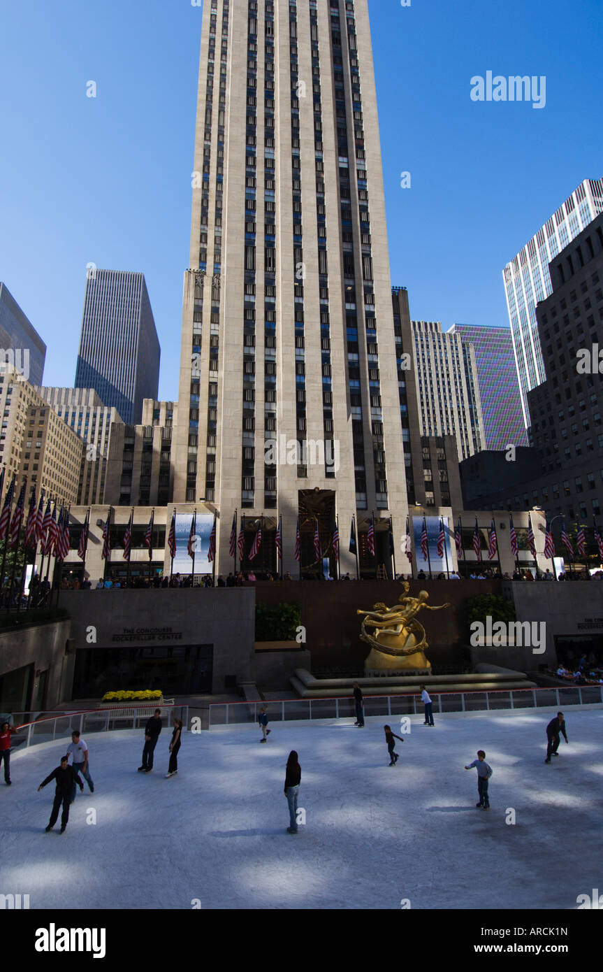The Rockefeller Center and its skating rink in the Plaza, Manhattan ...