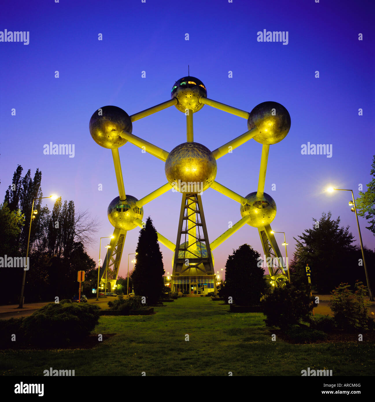 Atomium square hi-res stock photography and images - Alamy