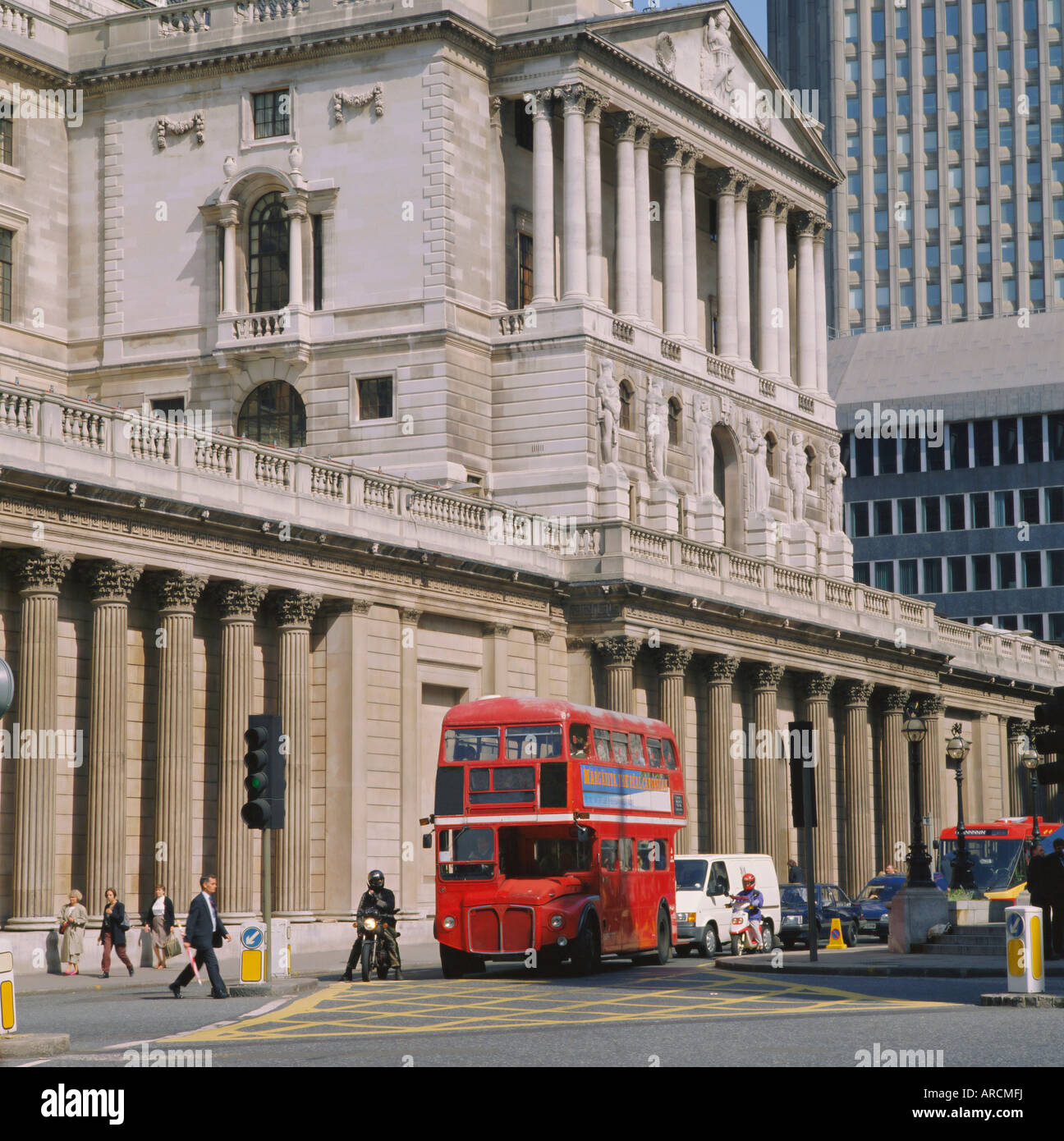 Double decker bus in front of the Bank of England, Threadneedle Street ...