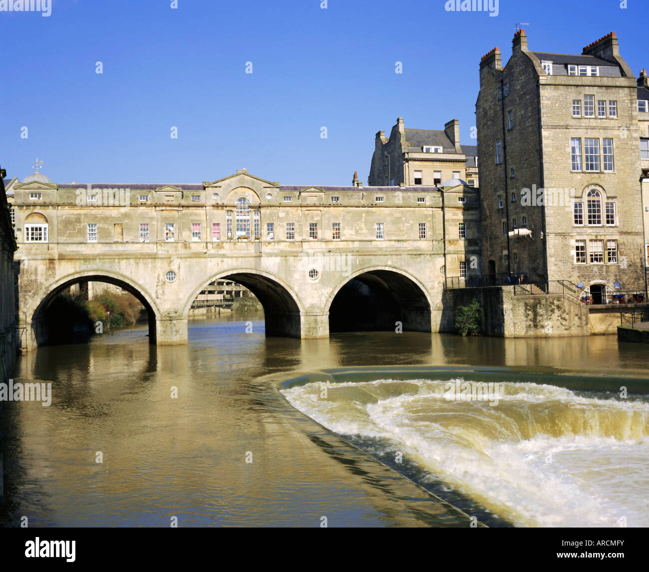 Pulteney Bridge and weir on the River Avon, Bath, Avon, England, UK ...