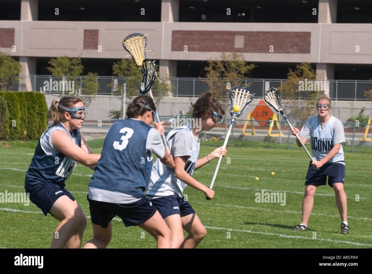 College girls practicing lacrosse hi-res stock photography and images ...