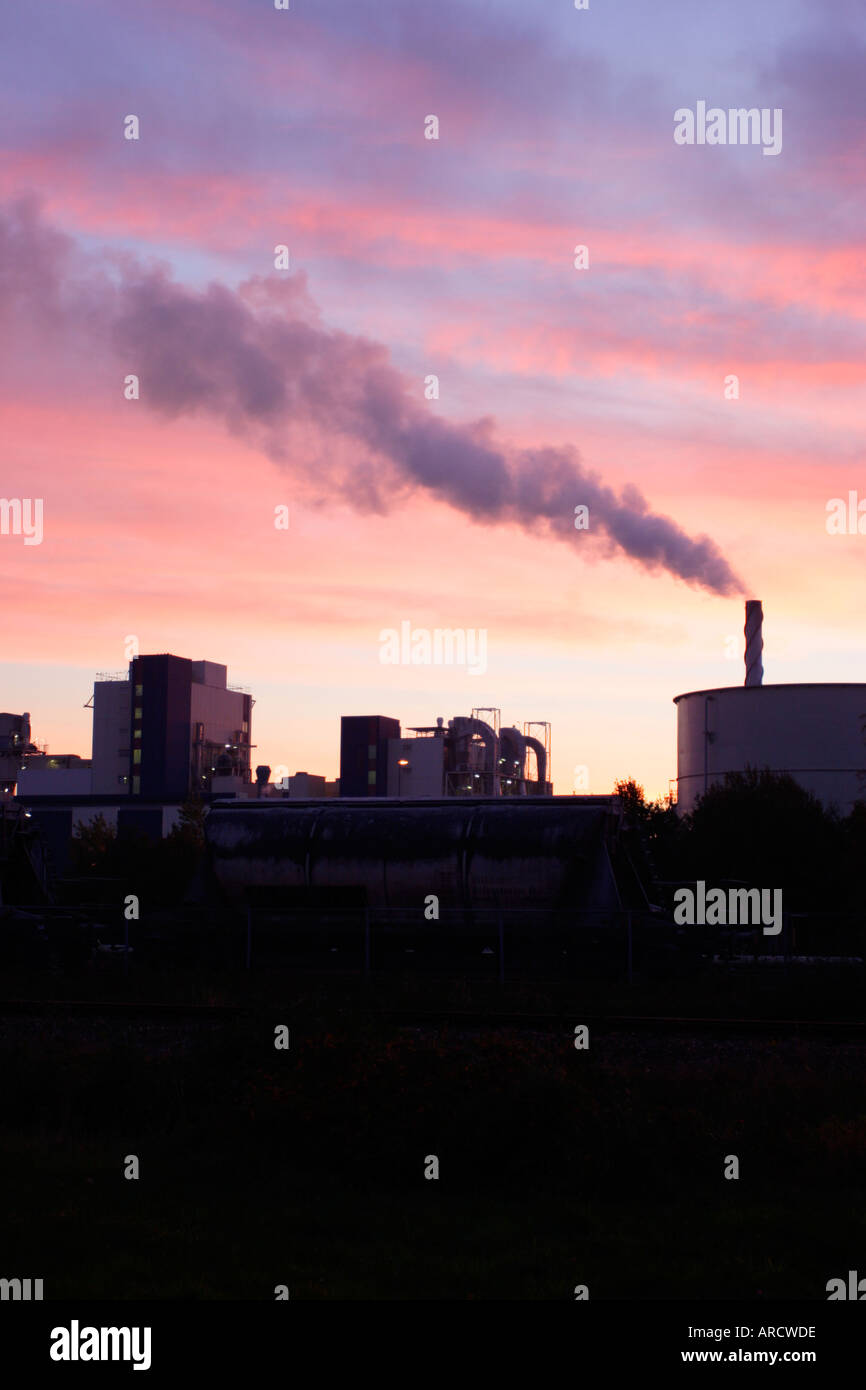 Yellow smoke factory silhouette hi-res stock photography and images - Alamy