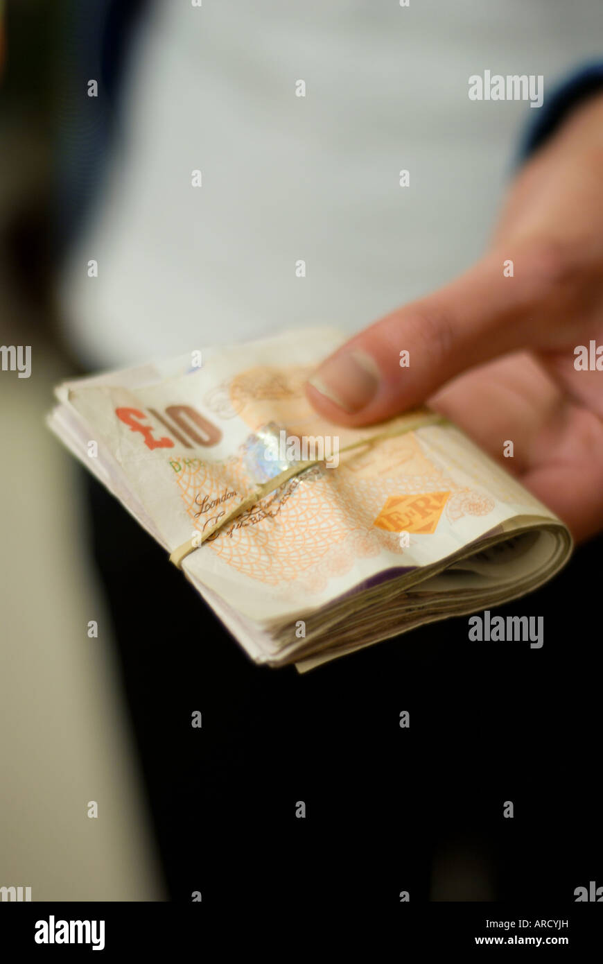 Money notes hand hi-res stock photography and images - Alamy
