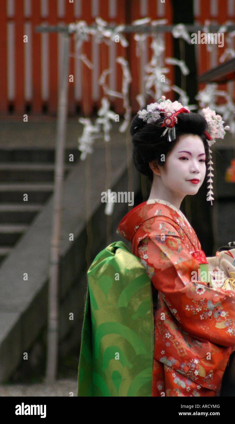 Geisha traditional dress hi-res stock photography and images - Alamy