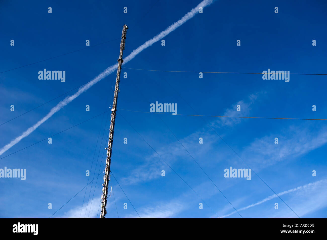 Steel mast modern structure hi-res stock photography and images - Alamy
