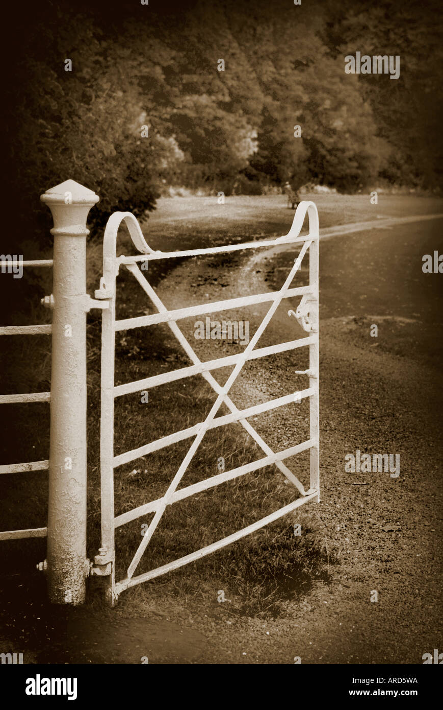 White gate hi-res stock photography and images - Alamy
