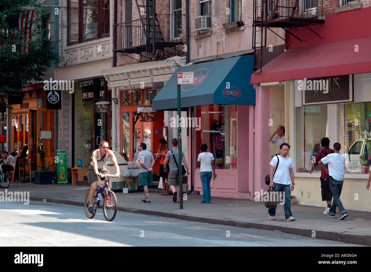 Shopping on Spring street in Soho Stock Photo - Alamy