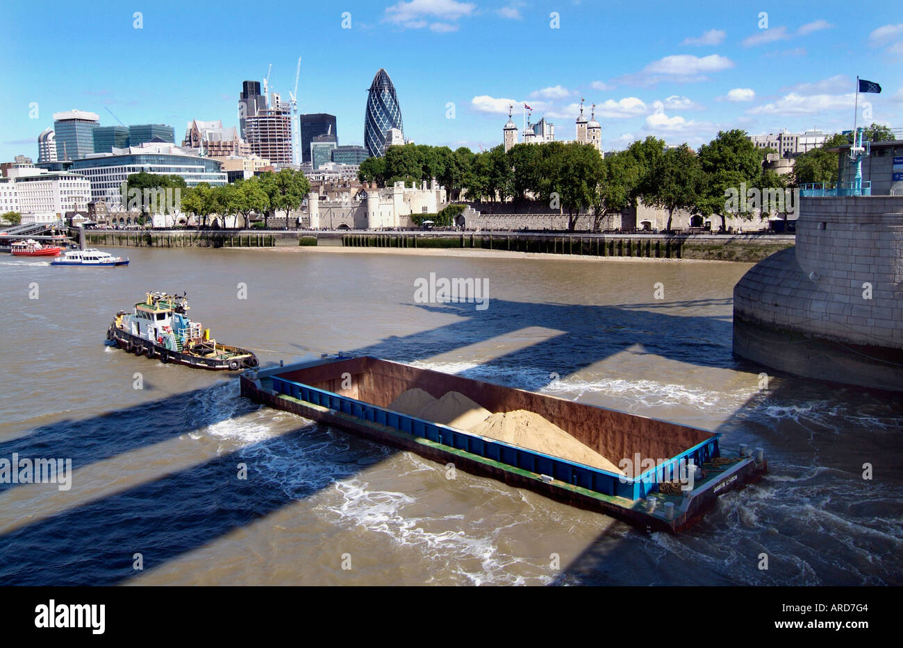 Tug towing barge on River Thames under Tower Bridge Stock Photo - Alamy