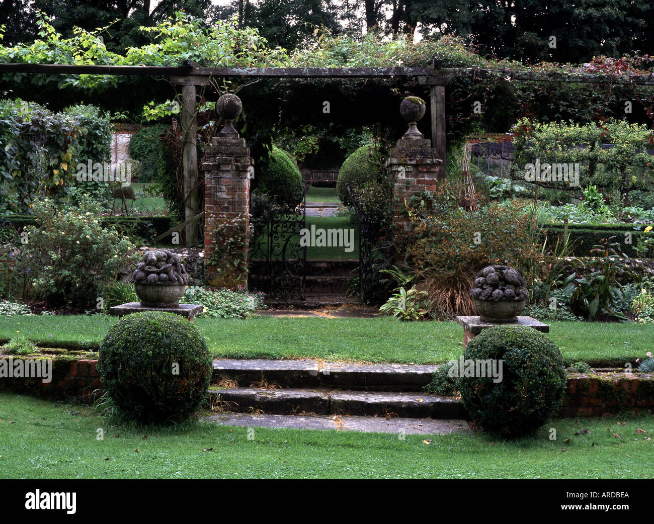 Heale Garden, Blick auf den Tunnel Garden Stock Photo - Alamy