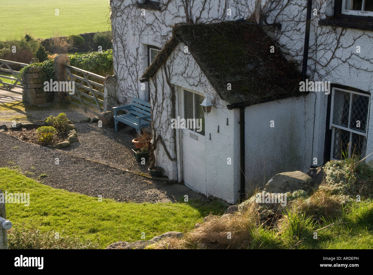 Country cottage gate hi-res stock photography and images - Alamy