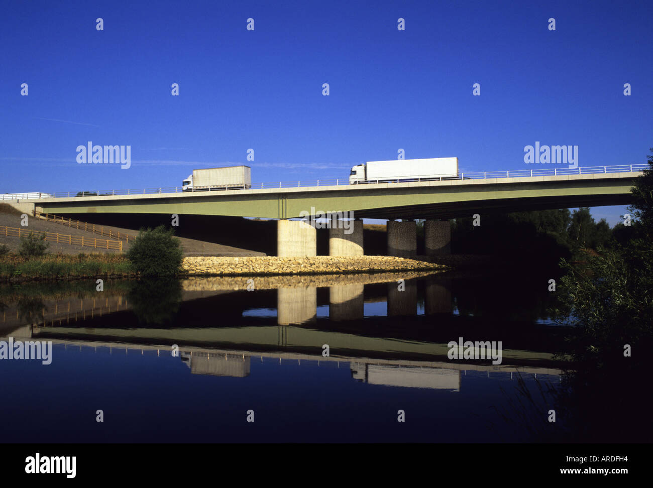 M1 motorway bridge truck hi-res stock photography and images - Alamy