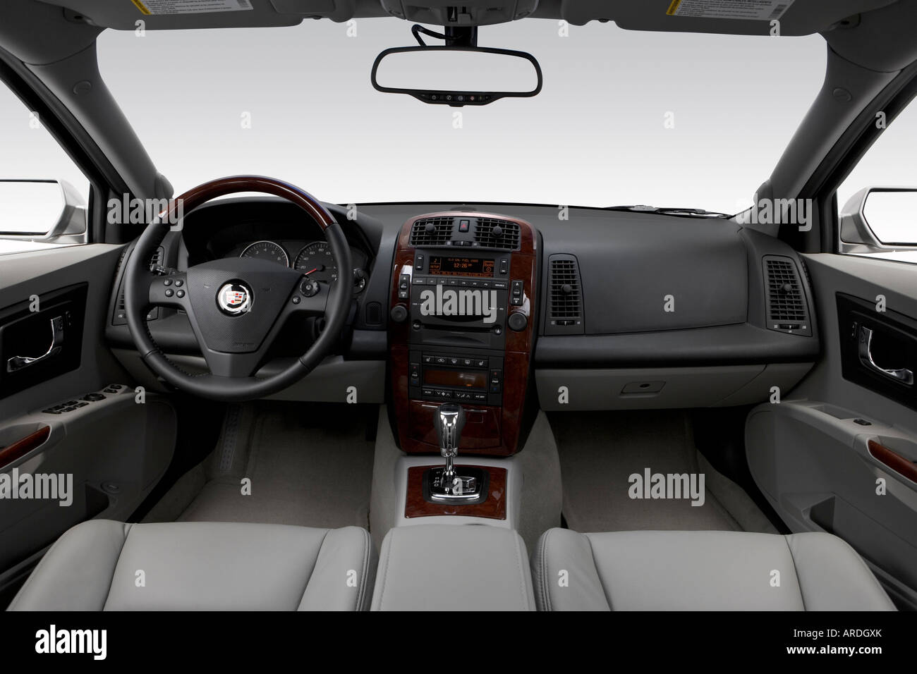 2007 Cadillac CTS 3.6 in Gray - Dashboard, center console, gear shifter ...