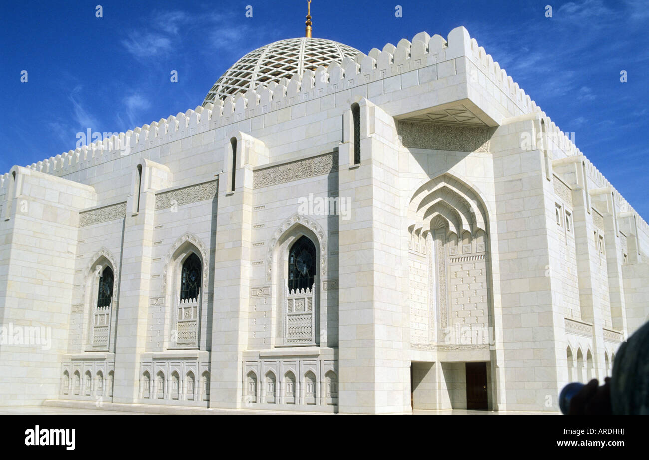 Islamic architecture the sultan qaboos grand mosque al ghubrah oman hi ...