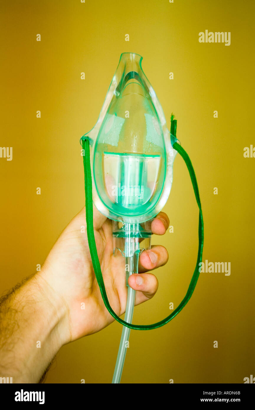 A hand holding an oxygen mask Stock Photo - Alamy