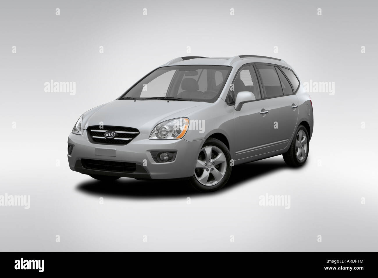 2007 Kia Rondo EX V6 in Silver - Front angle view Stock Photo - Alamy