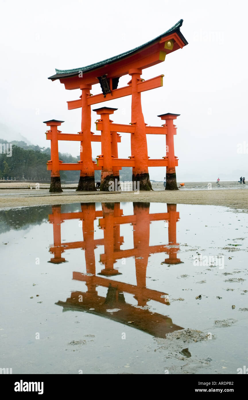 The floating torii gate of Miyajima is reflected at low tide Stock ...