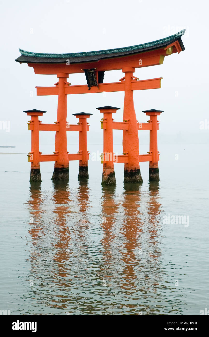The floating torii gate of Miyajima is reflected at high tide Stock ...
