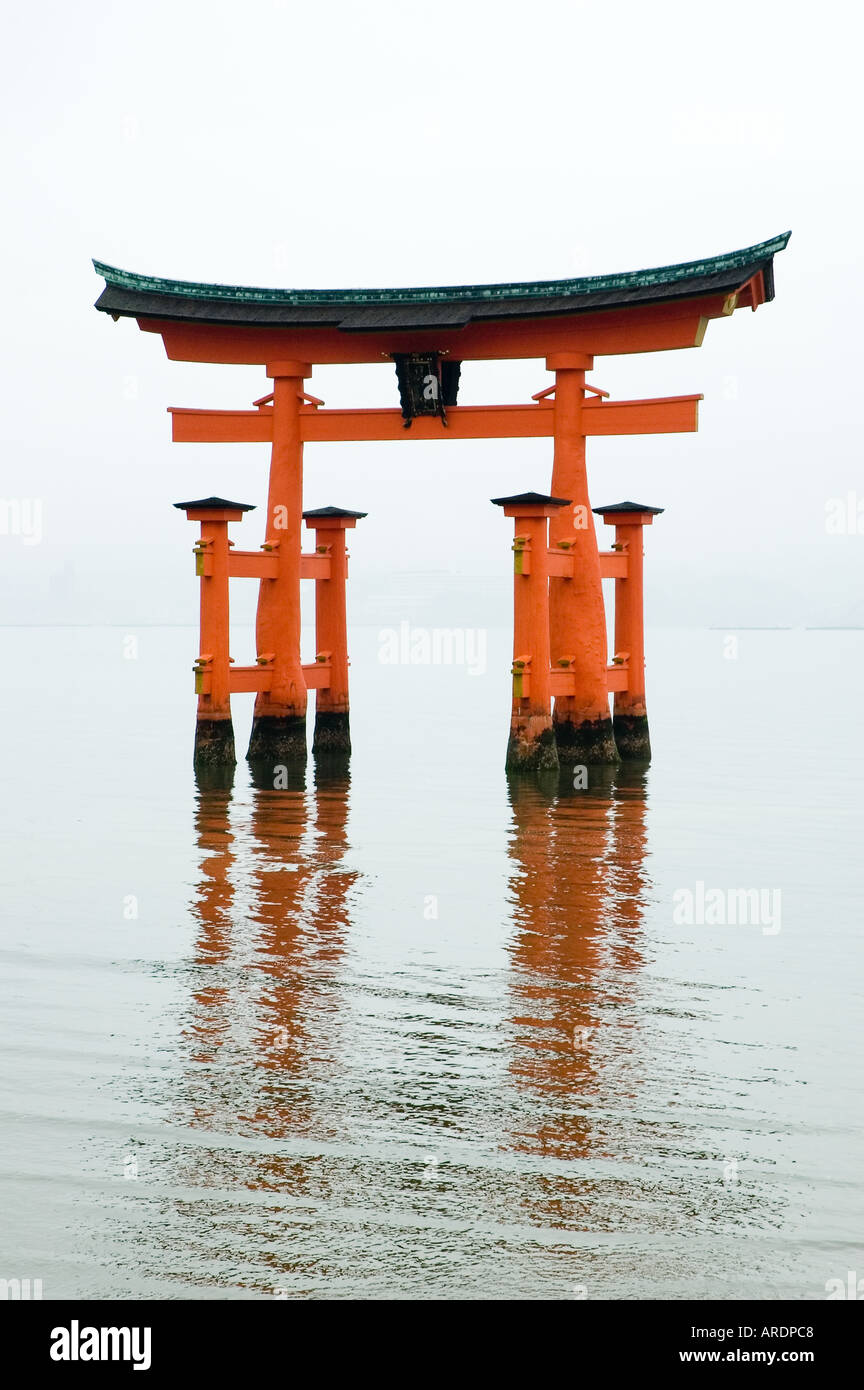 The floating torii gate of Miyajima is reflected at high tide Stock ...