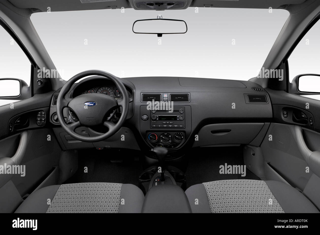 2007 Ford Focus SE in Silver - Dashboard, center console, gear shifter ...