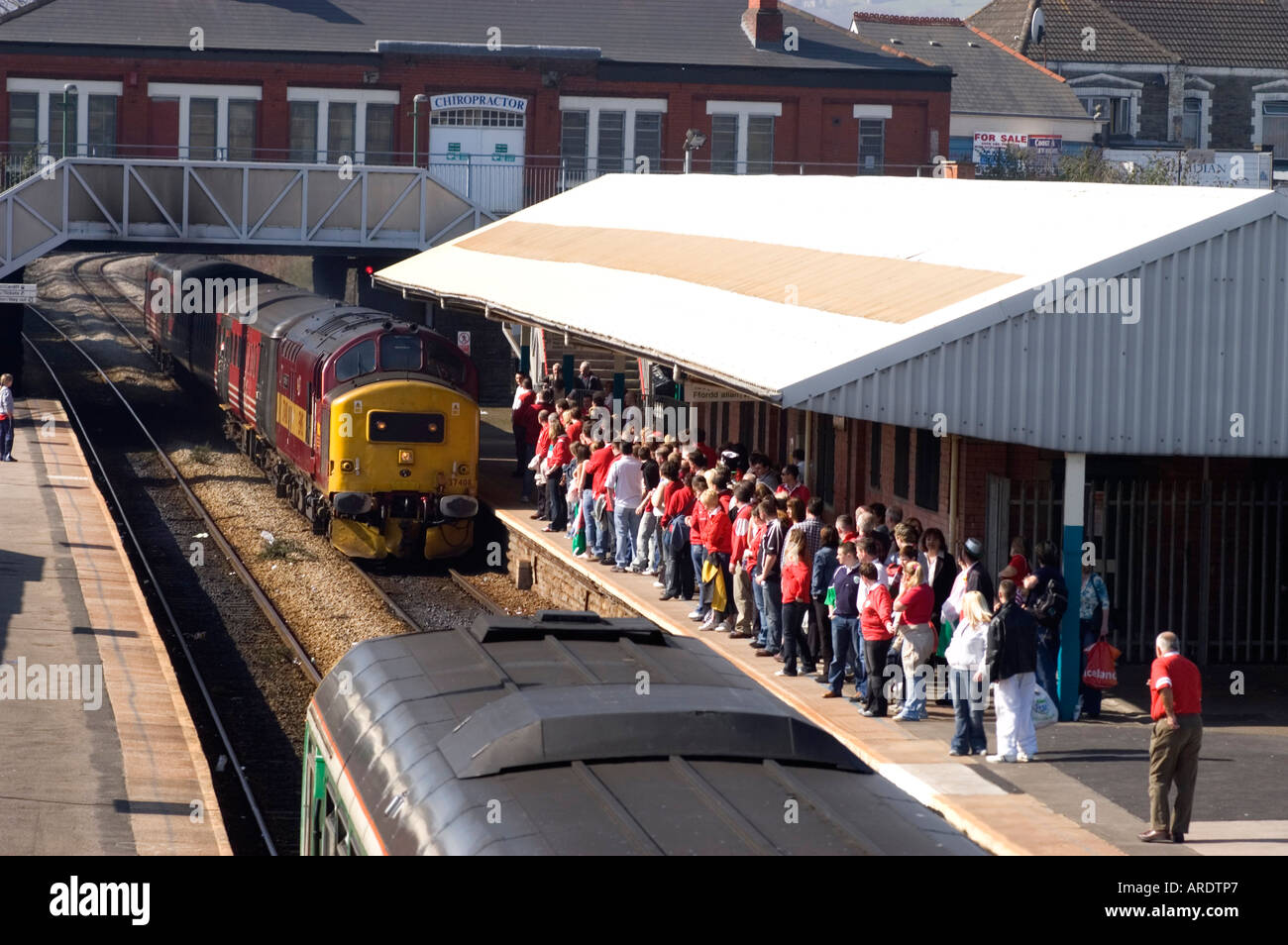 Train pulls into a busy railway station platform Stock Photo - Alamy
