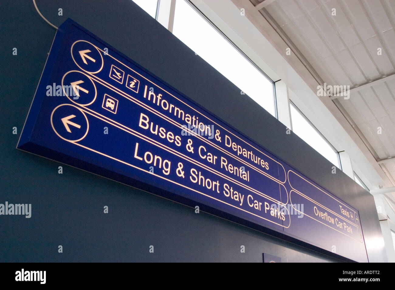 Airport direction sign hi-res stock photography and images - Alamy