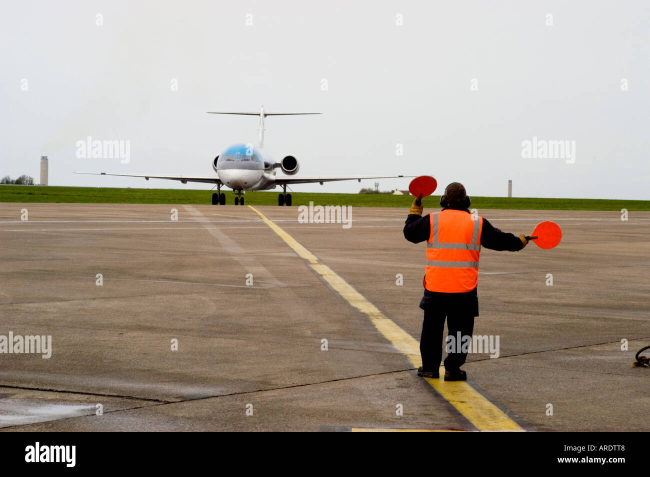 Aircraft is directed up to a stand Stock Photo - Alamy