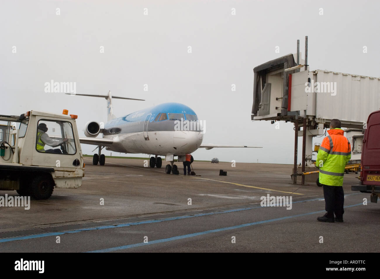 Aircraft approaches the stand and airbridge Stock Photo - Alamy